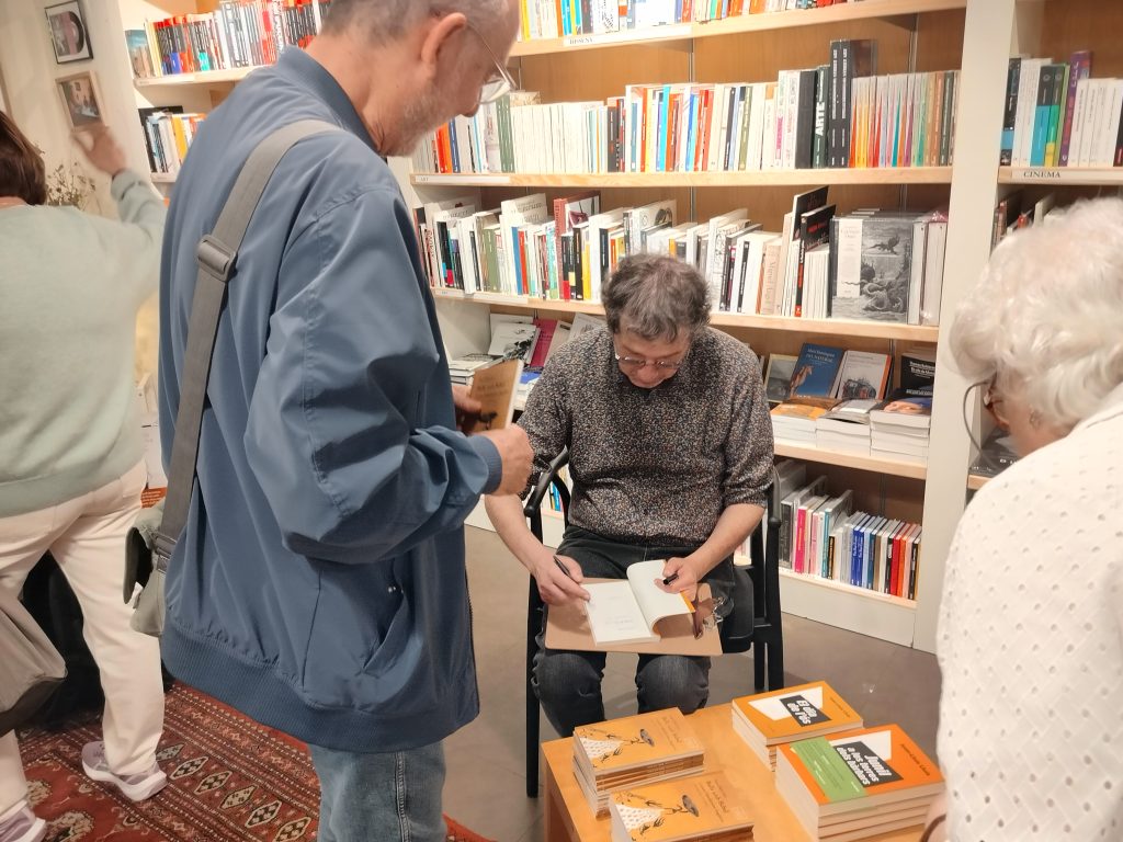 Joan-Lluís Lluís va signar exemplars de 'Balla amb Babel' a Mataró ... Joan-Lluís Lluís va signar exemplars de 'Balla amb Babel' a Mataró ...